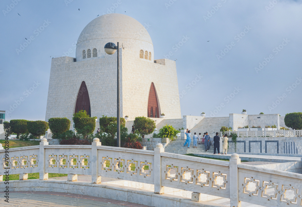 Foto de mausoleum of Quaid-e-Azam in bright sunny day, also known as ...