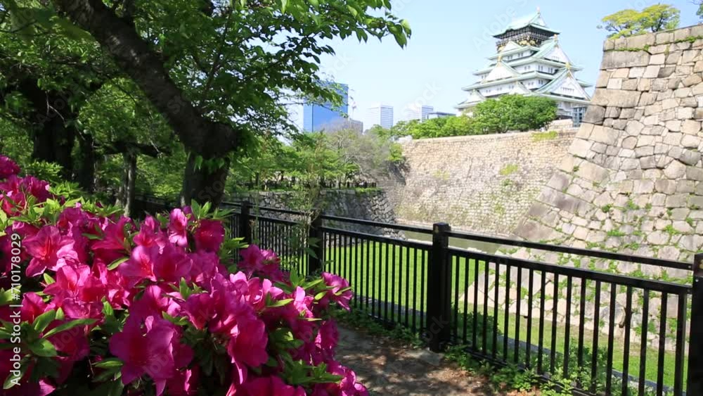 Wall and moat around Osaka Castle from Nishinomaru Garden and ...