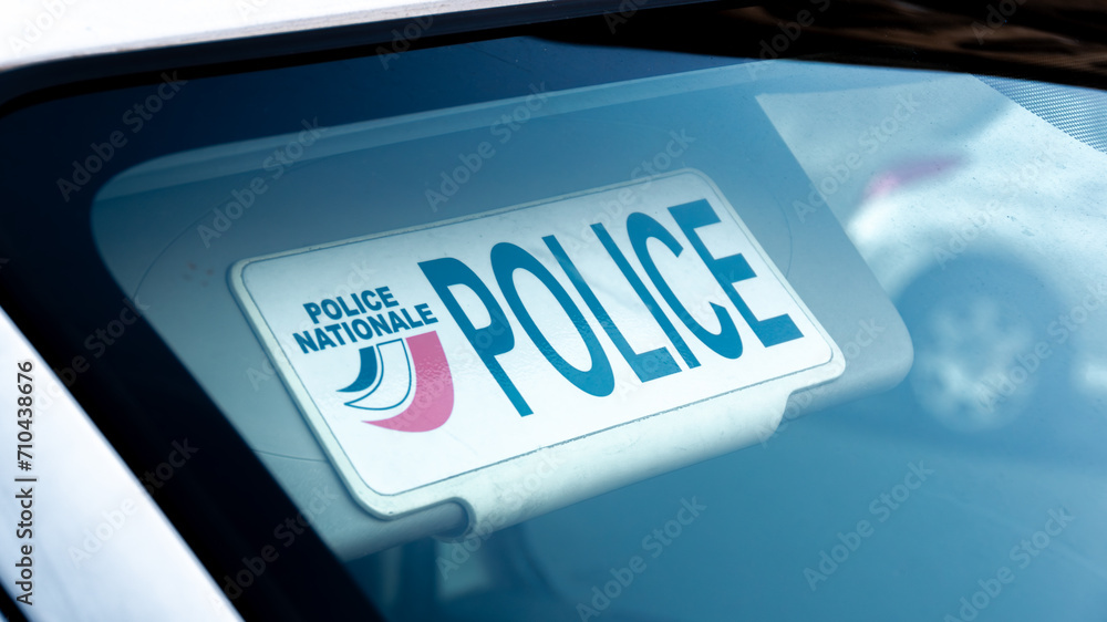 Paris, France - 5 janvier 2024: Gros plan de la plaque pare-soleil d'un ...