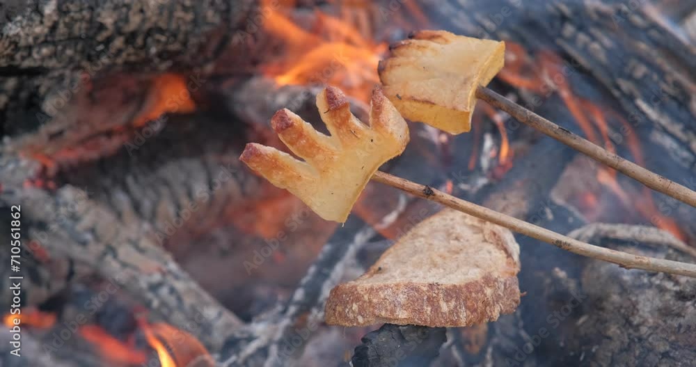 Vidéo Stock fried bacon with a slice of toasted bread an open fire in ...