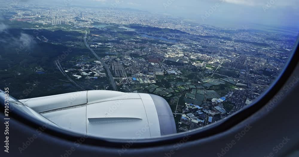 Vidéo Stock Airplane flight. Wing of an airplane flying above the city ...