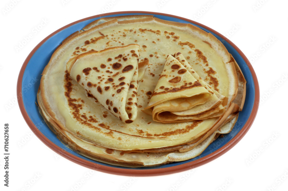 Crêpes pliées en triangle posées sur une pile de crêpes dans une ...