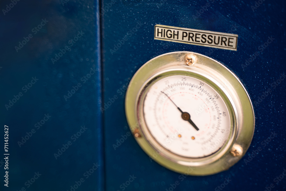 Pressure display dial The high pressure regulator is in use ...