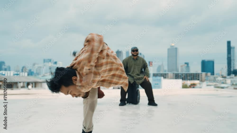 Vidéo Stock Professional break dance team practice B-boy dance while ...