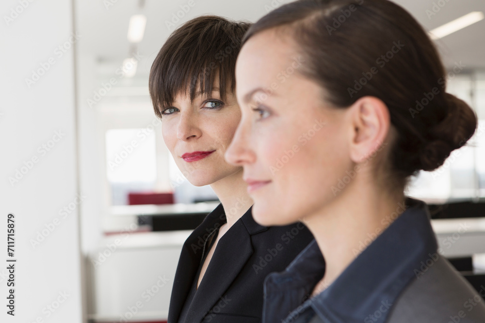 attraktive junge Kolleginnen beim Teamwork in grossen Loftbüro, München ...