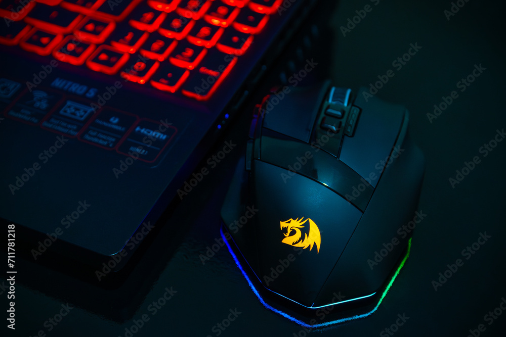 Red Dragon Sniper Pro mouse gamer with Acer Nitro 5 isolated, 17 jan ...