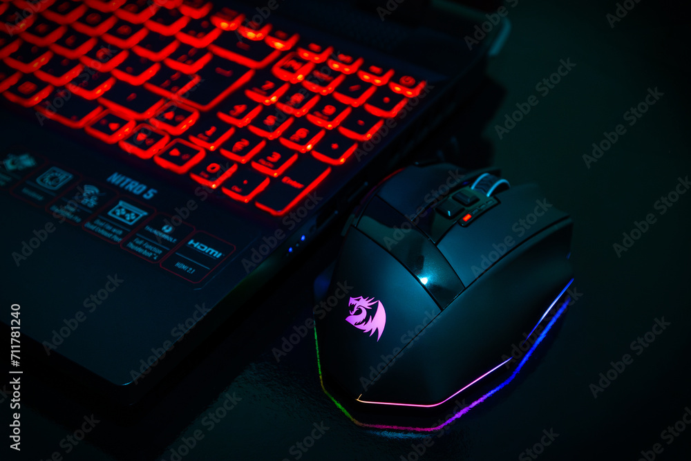 Foto de Red Dragon Sniper Pro mouse gamer with Acer Nitro 5 isolated ...