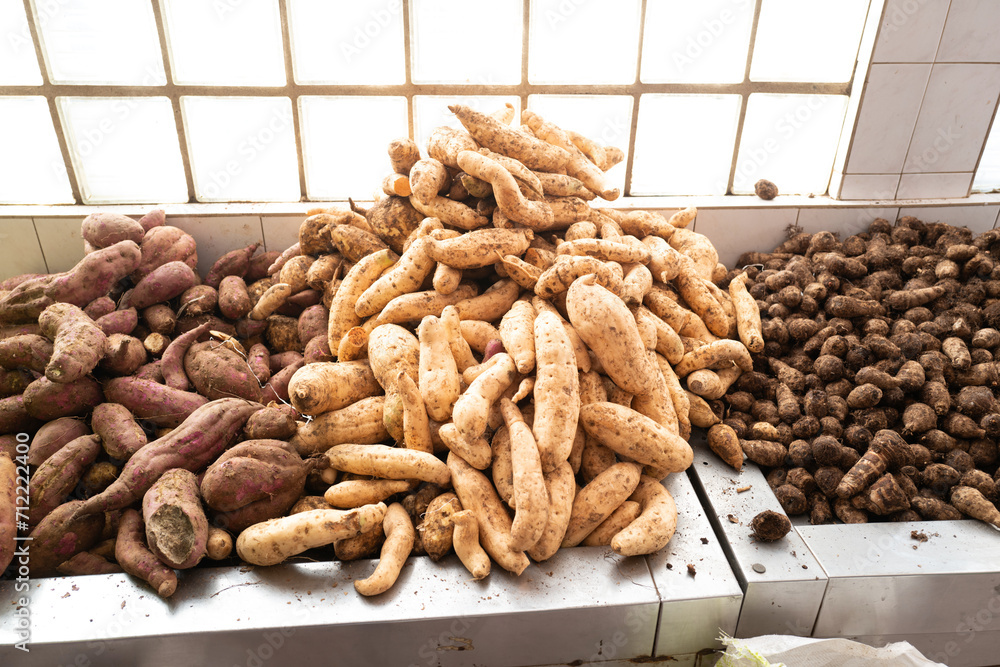 des aliments traditionnels dans le marché de la capitale de l'île du ...