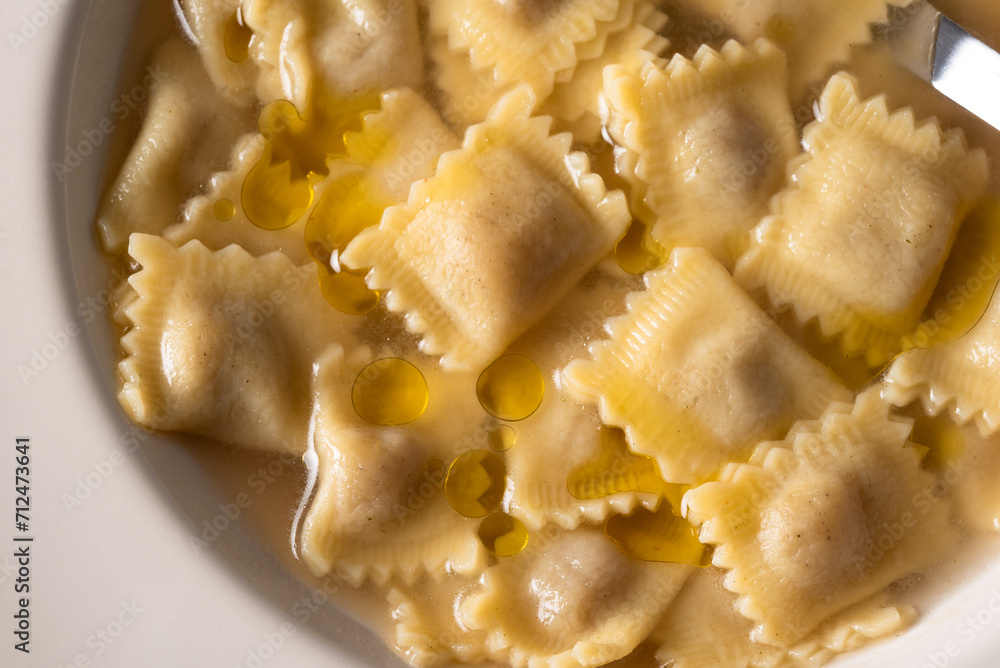 Piatto di deliziosi agnolotti in brodo, tipica pasta ripiena prodotta ...
