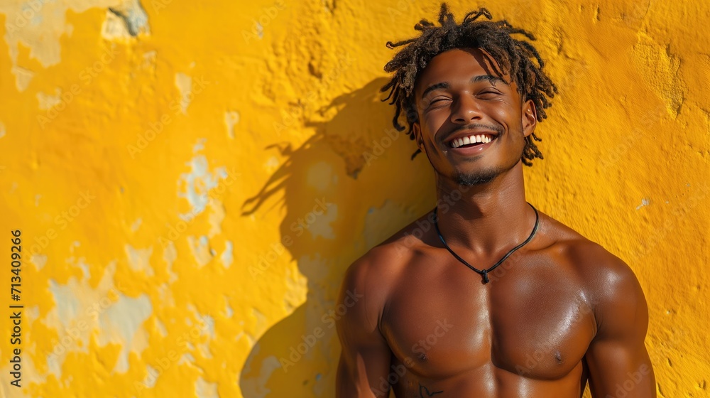 Modelo, posando, riéndose, bigotito de 3 días, tono muscular, colores ...