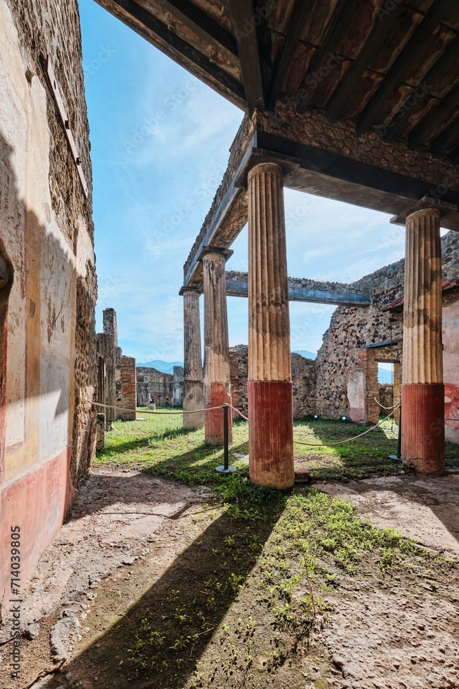 Courtyard garden in a typical Roman villa of the ancient Pompeii ...