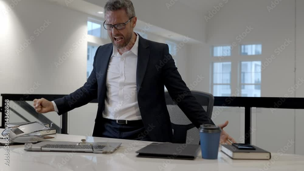 Vidéo Stock Angry boss broken laptop in office. Businessman broken ...