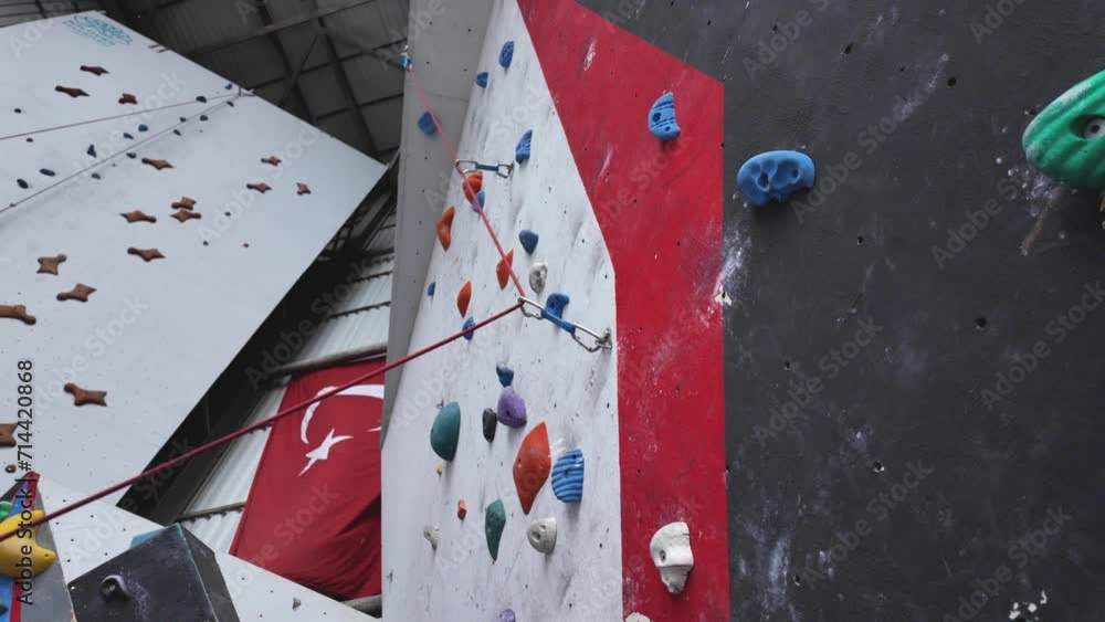 Vidéo Stock Climbing safety equipment that tied on the climbing wall ...