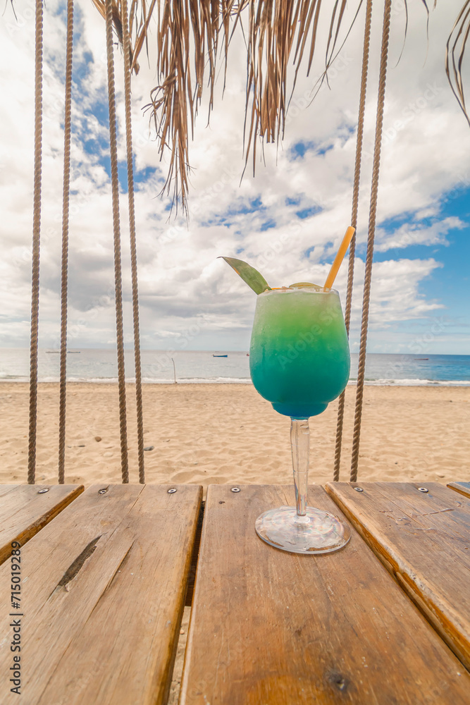 Cocktail sur la plage du Carbet à La Martinique, mer des Caraïbes ...