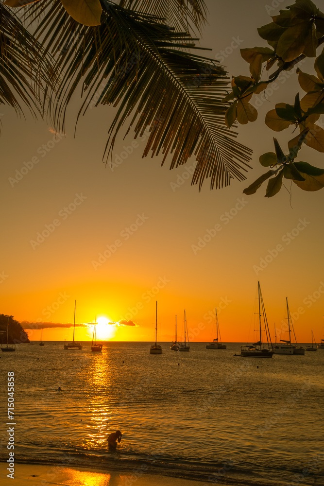 Coucher de soleil à La Grande Anse d'Arlet à La Martinique, mer des Caraïbes, Antilles ...