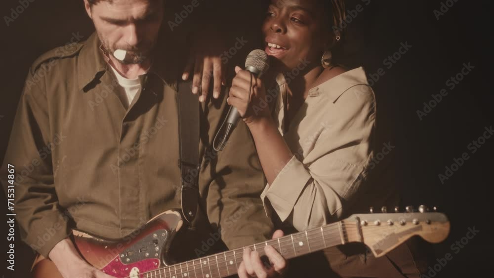 Vidéo Stock Tilt up slowmo shot of young ethnically diverse musical ...