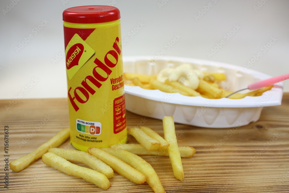 Teilaufnahme eines gelb-roten Streuer mit dem Gewürz Fondor der Firma ...