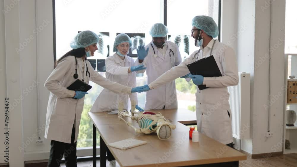 Vidéo Stock Multinational conference of doctors in a modern clinic ...