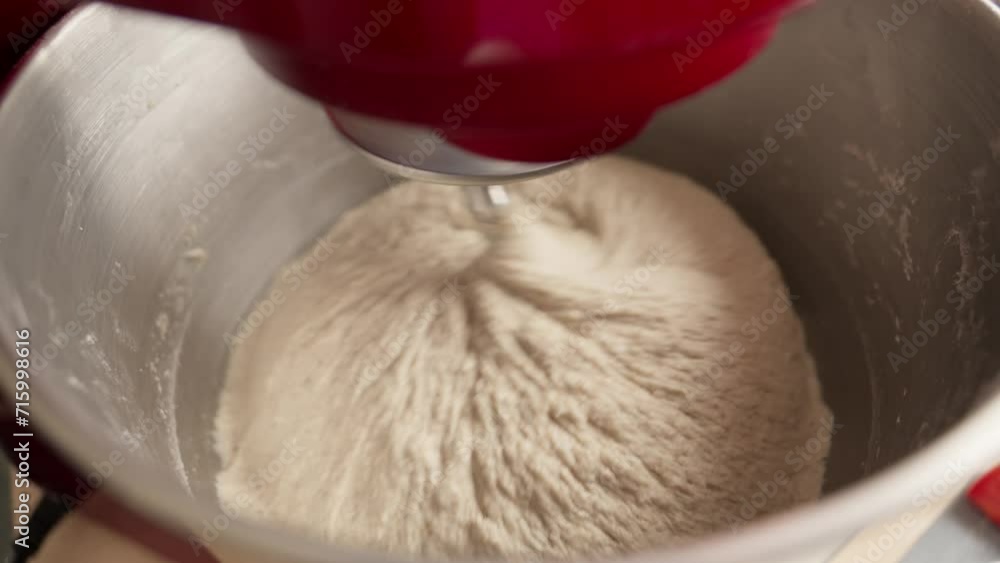 Vidéo Stock Stand mixer mixing dough to make bread. Electronic mixer ...