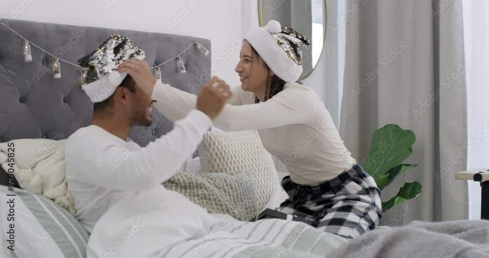 Vidéo Stock Christmas, gift and excited couple in bed to celebrate ...