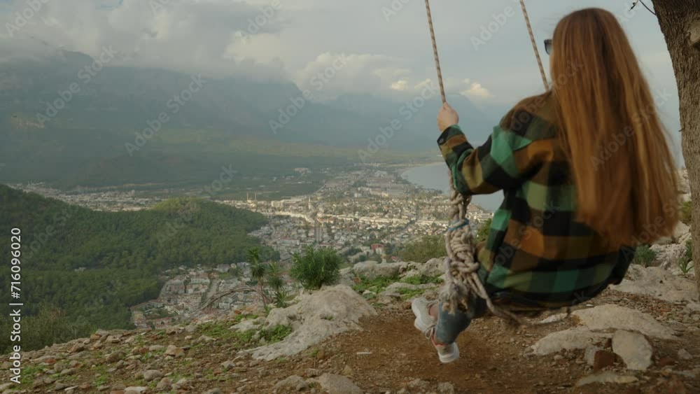 Vidéo Stock Experiencing extreme sensations, a young woman swings on ...