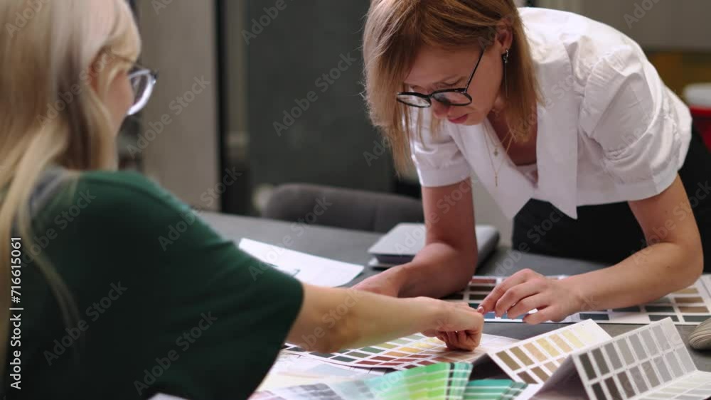 Vidéo Stock Close up hand choosing color from color sample swatch. The ...