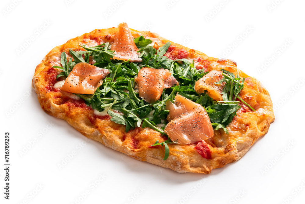 Deliziosa pinsa romana condita con mozzarella, sugo, rucola e salmone ...