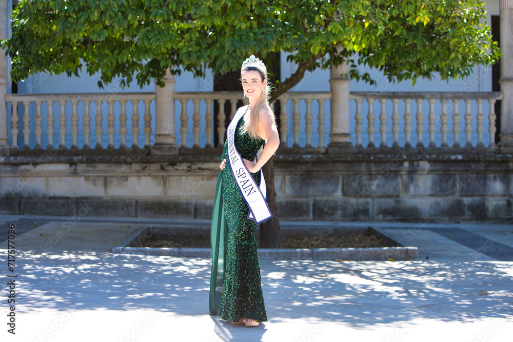 Foto de Pretty young woman winner of a beauty pageant dressed in a ...