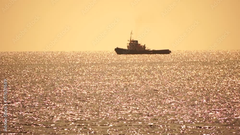 Vidéo Stock Tug boat in open calm sea, heading back to port at sunset ...