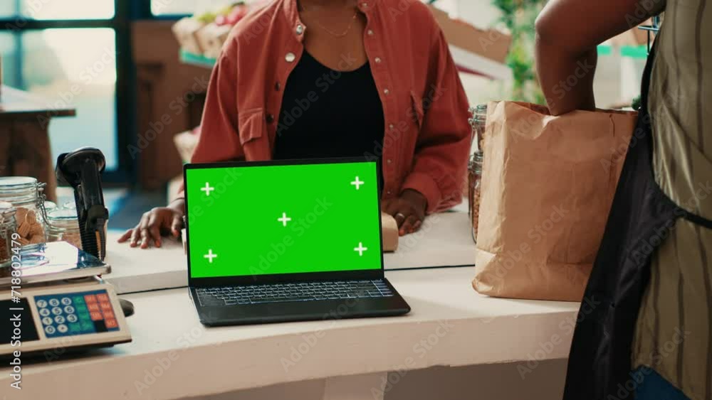 Vidéo Stock Client buying produce next to greenscreen on laptop ...