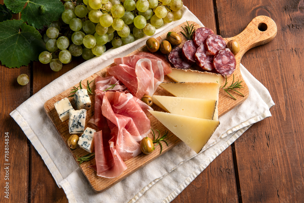 Tagliere con prosciutto crudo, pecorino romano, salame e gorgonzola ...