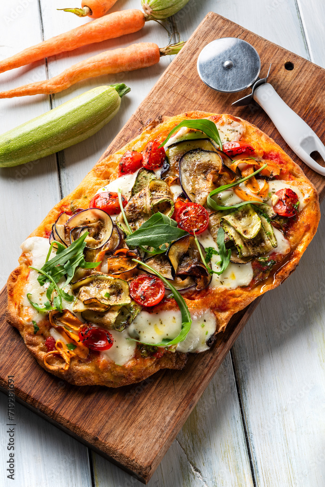 Deliziosa pinsa romana condita con verdure, mozzarella e sugo, cibo ...