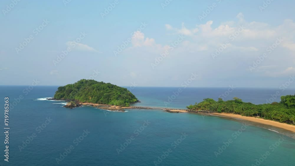 Vidéo Stock Aerial view from the bridge between Ilheu Bombom and the ...