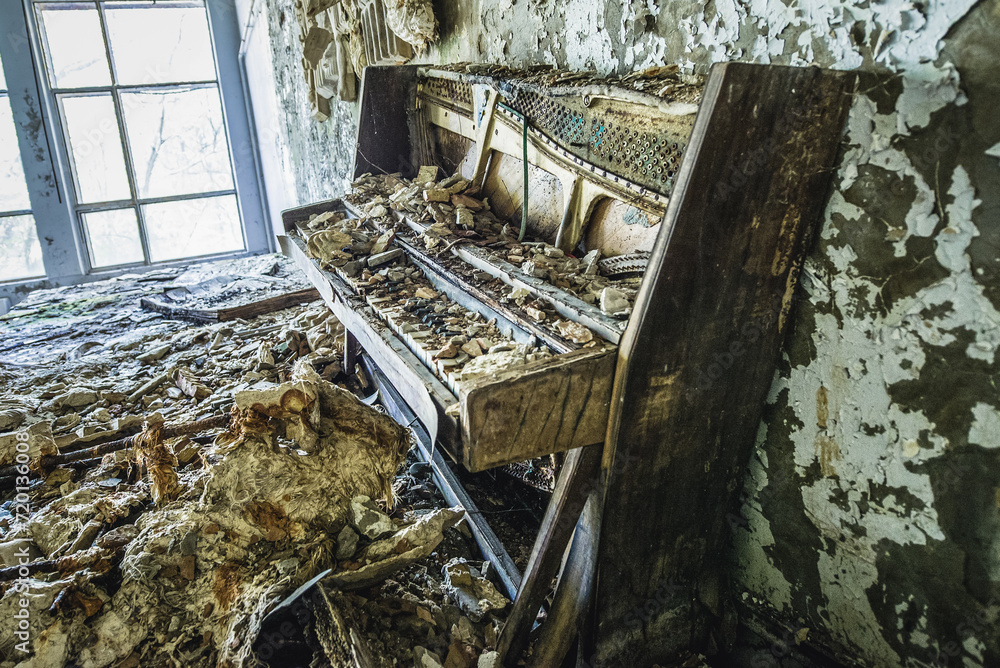 Foto de Chernobyl Zone, Ukraine - October 1, 2014: Old piano in canteen ...