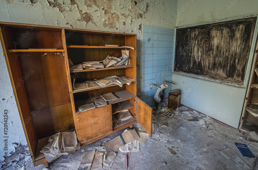 Foto de Chernobyl Zone, Ukraine - October 1, 2014: Old doctors office ...
