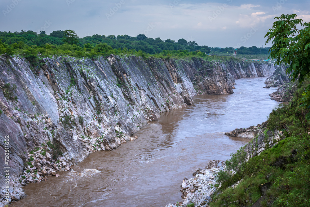 Bhedaghat well-known for its Marble rocks gorge which magically changes ...