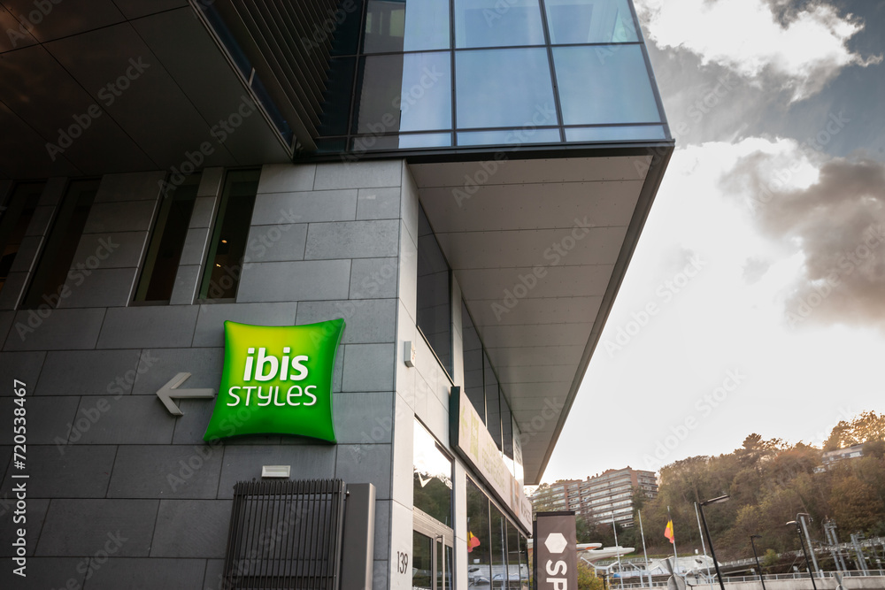 Picture of a sign with the logo of Ibis styles on their hotel for Liege ...
