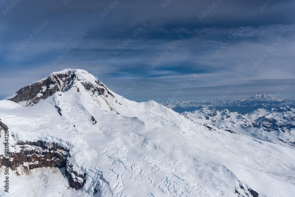 Foto de Iliamna Volcano summit crater with active vents. Lake Clark ...