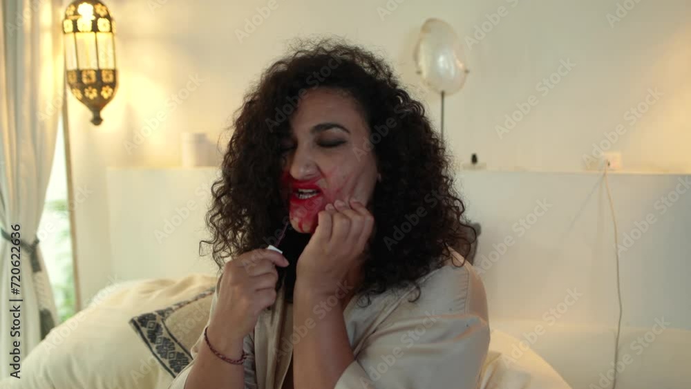 Vidéo Stock Close-up middle-aged problematic woman smears lipstick on ...