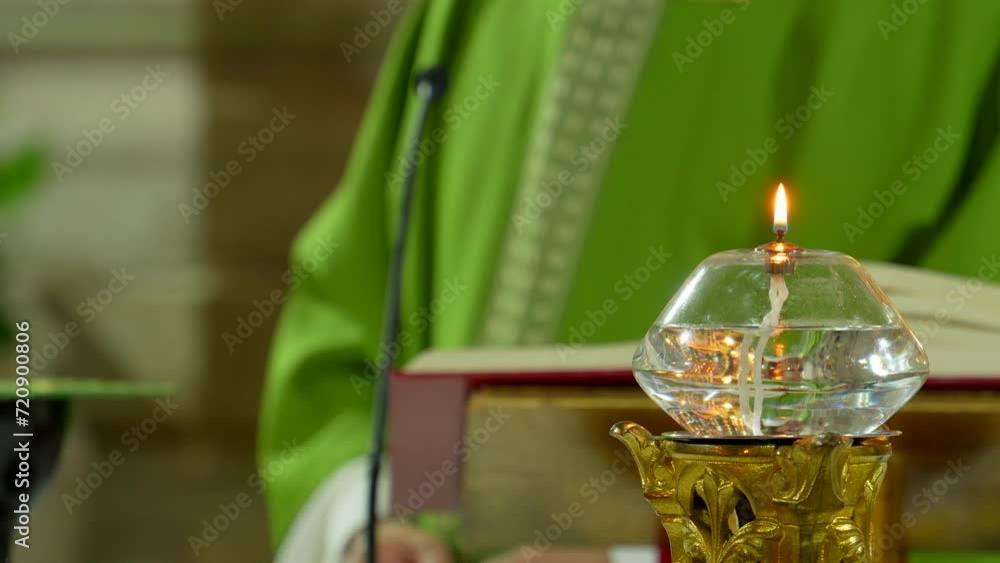 sacerdote católico cristiano celebrando misa solemne oficio misal ...