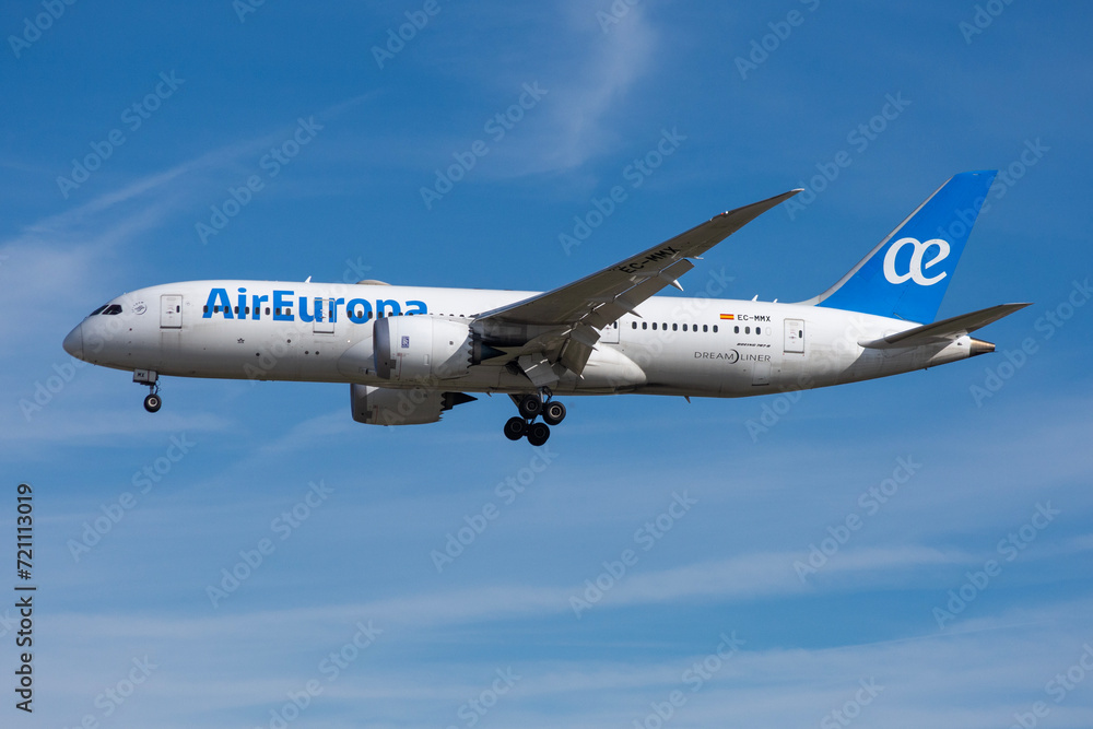 Avión de línea de fuselaje ancho Boeing 787 de la aerolínea Air Europa aterrizando Stock Photo ...
