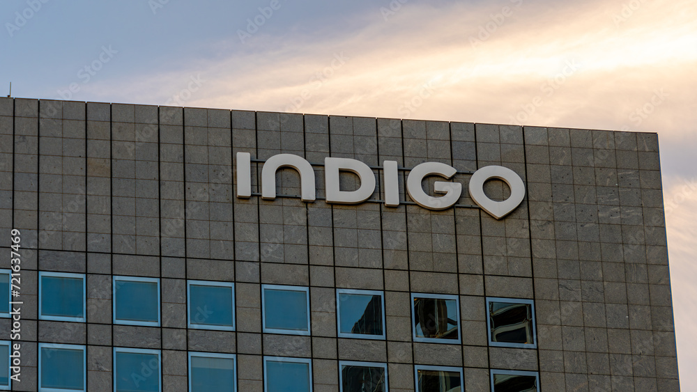 Puteaux, France - 26 janvier 2024: Enseigne et logo sur le siège social d'Indigo. Indigo Group ...