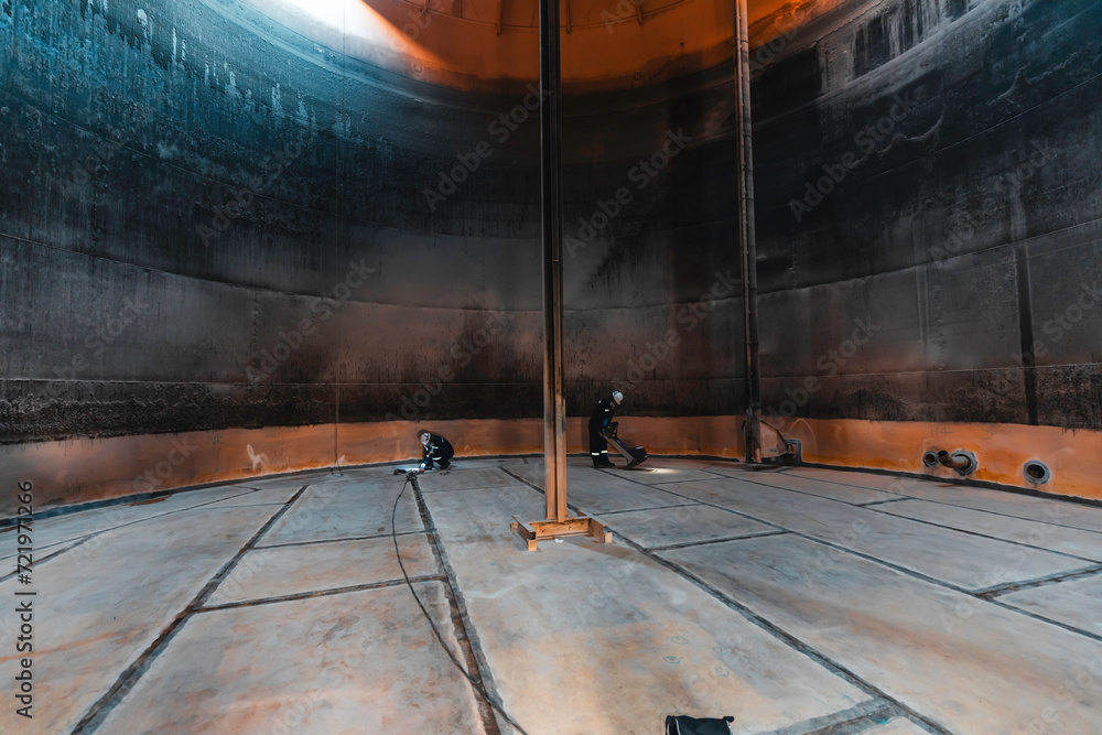 Male worker inspection floor scan tank external floating of rust wall ...