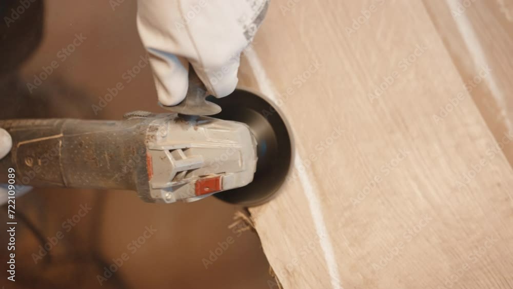 Vidéo Stock Wood processing in carpentry workshop, electrical angle ...