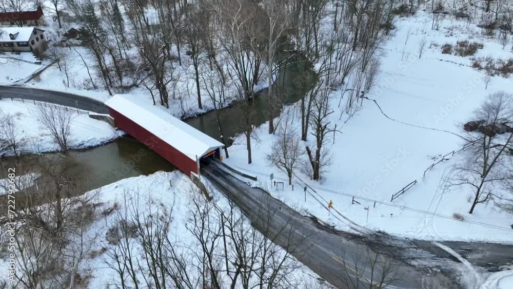 Vidéo Stock Red covered bridge in winter snow with cars. Beautiful ...