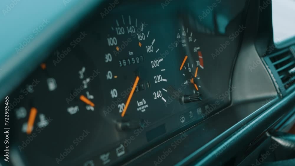 Vidéo Stock Vehicle's instrument cluster, speedometer and tachometer in ...