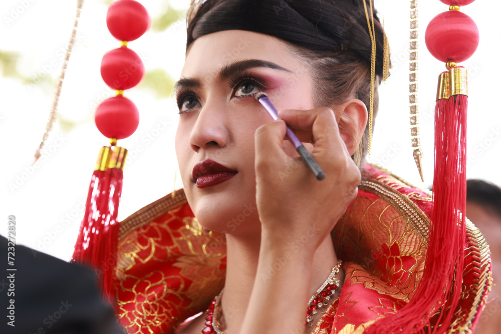 Beauty makes up beautiful woman with Traditional Chinese costume ...