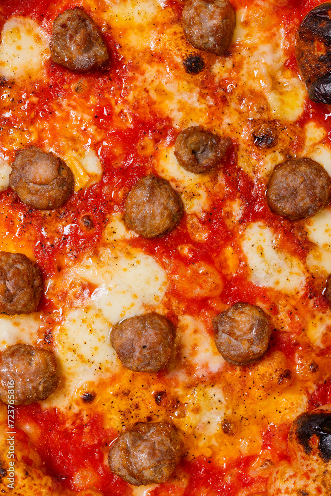 Pizza tradizionale napoletana con sugo di pomodoro, mozzarella e ...