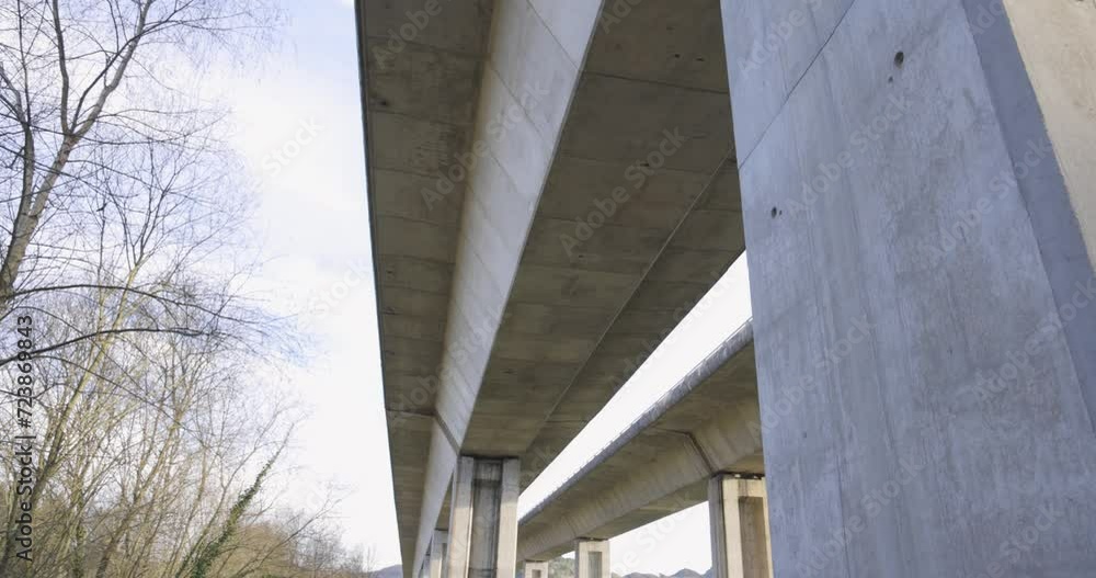 Vidéo Stock Highway bridge underpass structure with concrete columns on ...