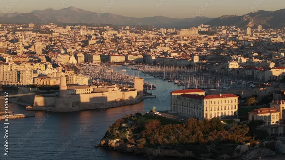 Vidéo Stock Vue aérienne de Marseille, Vieux Port, Fort Saint Jean et ... Vidéo Stock Vue aérienne de Marseille, Vieux Port, Fort Saint Jean et ...